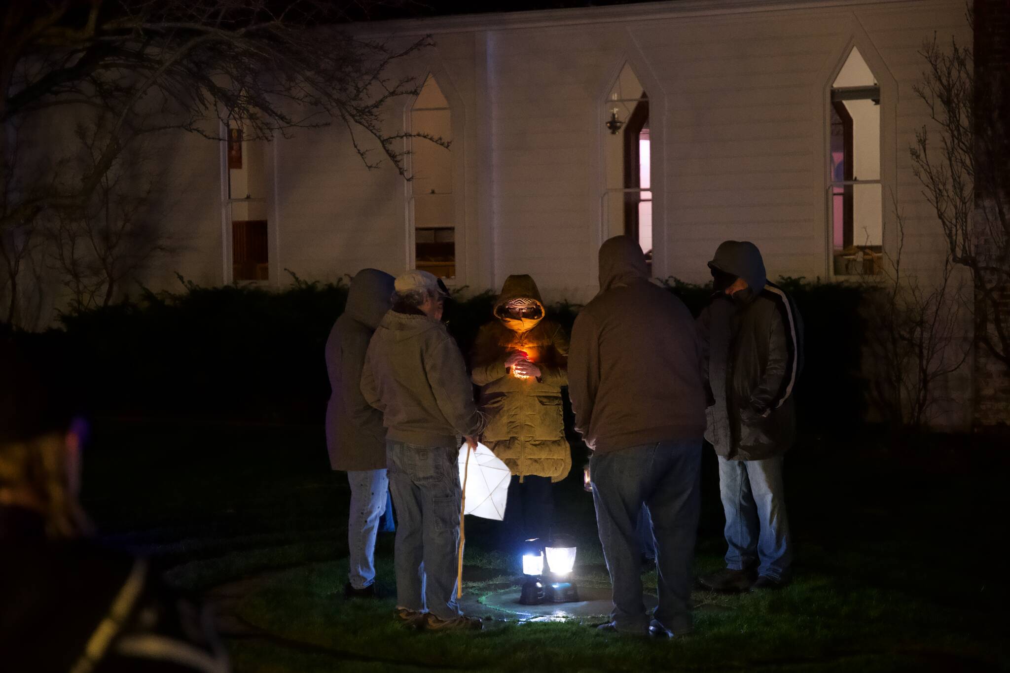 Community gathers for silent vigil in memory of Renee Nicole Good ...